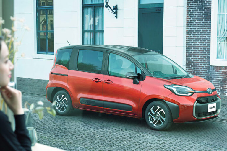 トヨタの「E-Four」とは？特徴・性能・ラインアップをご紹介 – モビリコマガジン